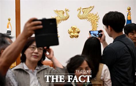 대통령 집무실 복귀 앞둔 청와대 마지막 관람객 인파 [tf사진관]