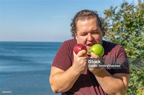 과일을 먹고 바다에 재미 있는 뚱뚱한 남자 휴가 체중 감량과 건강 한 식습관 건강한 생활방식에 대한 스톡 사진 및 기타 이미지 건강한 생활방식 건강한 식생활 과일