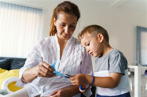 어머니와 함께 장식을 만드는 작은 백인 소년 4 세에 대한 전면 보기 집에서 새로운 기술 창조적 인 개발을 배우는 엄마와 놀고