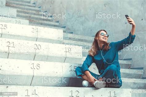 도시에서 재미를 가지고 헤드폰과 전화와 세련된 유럽 소녀 20 24세에 대한 스톡 사진 및 기타 이미지 20 24세 듣기 모던 양식 Istock