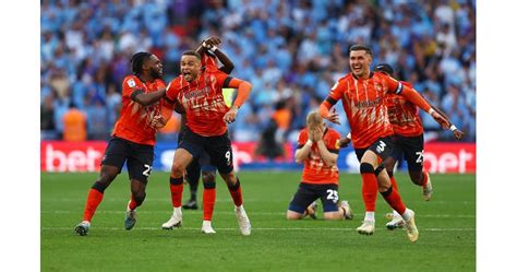 Лутън взе най скъпия мач във футбола върна се в елита на Англия след 31 г