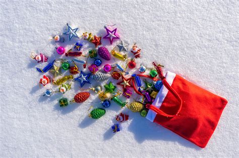 흰색 신선한 눈에 누워 많은 화려한 새해 장난감 빨간 가방 산타 클로스 선물의 가방을 흩어져 메리 크리스마스와 새해 복 야 겨울 휴가를위한 인사말 카드 맨 위 보기 복사