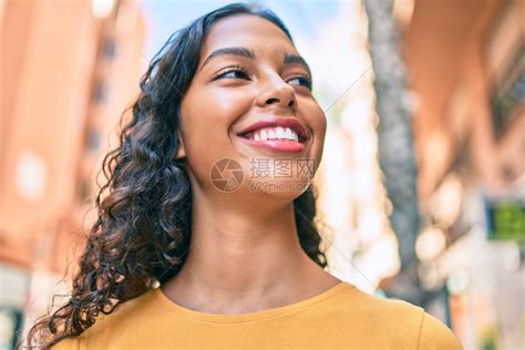 年轻美籍女孩在城里欢笑高清图片下载 正版图片503679007 摄图网