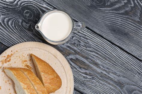 도마에 발효 된 구운 우유 한 잔과 시아바타 빵 조각 기모 소나무 보드에 건강한 생활방식에 대한 스톡 사진 및 기타 이미지 건강한 생활방식 도마 요리 도구 목재 재료