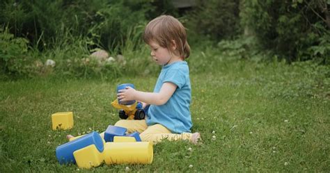 귀여운 작은 아기는 건설 키트와 장난감 트랙터와 함께 재생 건설 장비에 대한 스톡 사진 및 기타 이미지 건설 장비 공원 귀여운 Istock