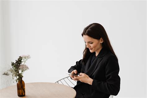 바쁜 비즈니스 여성 라이프 스타일 하얀 카페에서 가족 및 친구들과 전화 채팅을 하는 매력적인 소녀 흰색 배경에 스마트폰에