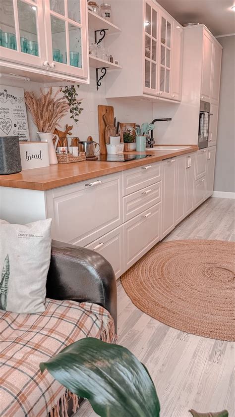 Белая кухня сканди в 2025 г Кухня гостиная с камином Интерьер кухни Дизайн дома