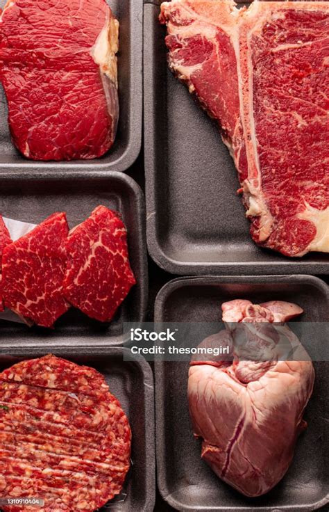 신선한 생 고기 컷 신선한 쇠고기 스테이크와 위에서 상자에 다양한 고기의 다른 종류와 슈퍼마켓에서 검은 플라스틱 포장 트레이 고기에 대한 스톡 사진 및 기타 이미지 Istock