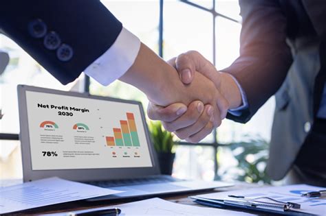 비즈니스 인수 합병 성공적인 협상 악수 두 사업가가 파트너와 악수하여 파트너십 및 비즈니스 거래 개념을 축하하는 팀워크를 위한