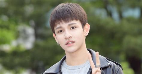 [ten Photo] 사무엘 브이 포즈하는 미소년