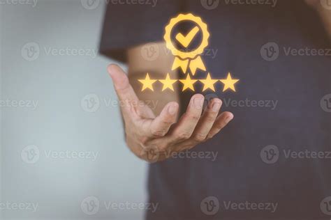 Concepto De Certificación Y Calidad Un Icono Alineado Con La Mano Del