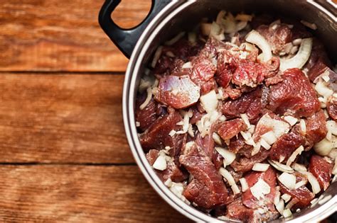 나무 배경에 냄비에 양파 양념 고기 조각 바베 큐를 위한 생고기의 준비 위쪽에서 보기입니다 양파와 향신료가 혼합 된 생 쇠고기 0명에 대한 스톡 사진 및 기타 이미지