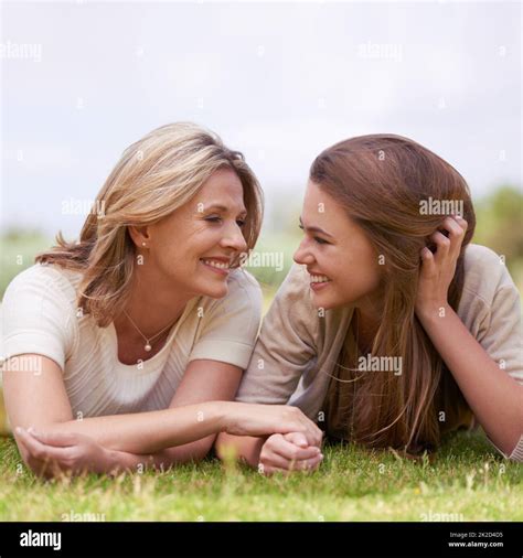 Besondere Zeit Mit Ihrer Tochter Eine Liebevolle Mutter Und Tochter Liegen Nebeneinander Auf
