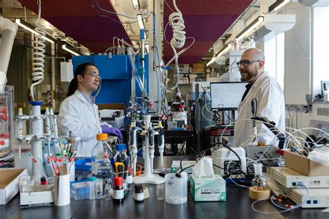 The Lab That Almost Runs Itself U Of T Magazine U Of T Magazine