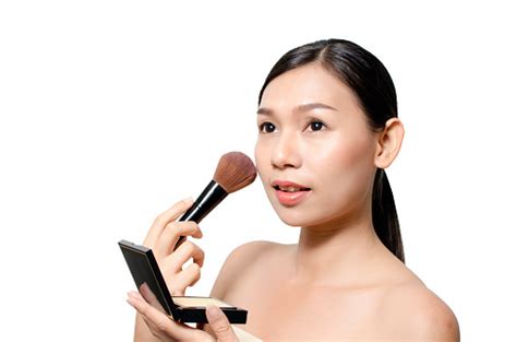 브러쉬로 느슨한 분말을 적용하는 아름다운 아시아 여성 흰색 배경 위에 격리 만들기에 대한 스톡 사진 및 기타 이미지 만들기