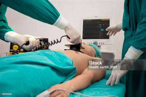 의사와 외과 의사 Cpr 기계는 병원 심장 및 치료 긴급 및 소생술 의료 및 건강에서 수술에서 구조에 환자 응급의 심장을 펌프