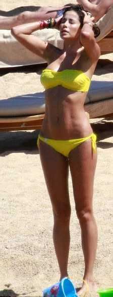 Retro Bikini Aida Yespica Displays A “yellow Bikini” Physique In