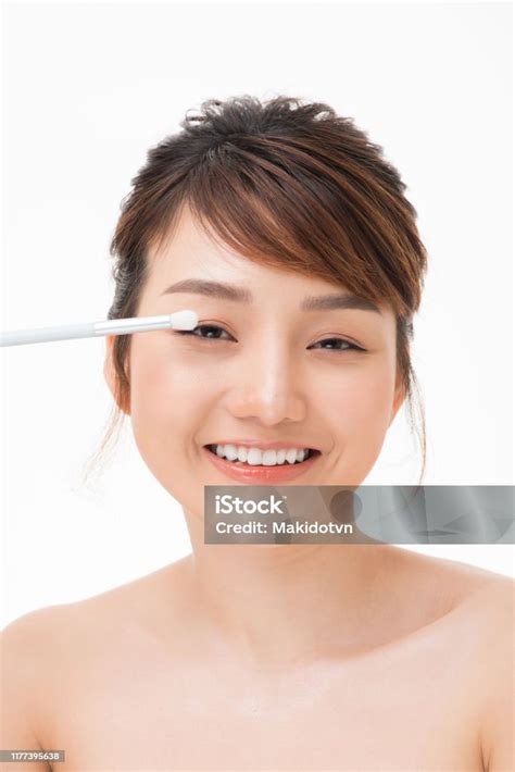 완벽한 피부 얼굴 아름다운 아시아 여자 적용 메이크업 블러셔 다채로운 눈 화장품과 스킨 케어 눈 신체 부분에 대한 스톡 사진 및 기타 이미지 Istock
