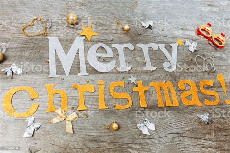 메리 크리스마스와 행복 한 새 해 크리스마스 장난감 평면도에 비문 축 하 겨울에 대한 스톡 사진 및 기타 이미지 겨울 금 금속 눈 냉동상태의 물 Istock