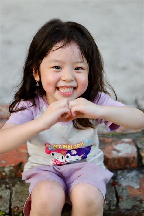 有关乐红 亚洲文化 亞洲 亮度 儿童时尚 兒童 切普 恩赫 特里姆 友好姿态 可愛的 可爱的孩子 可爱的小宝贝图片 可爱