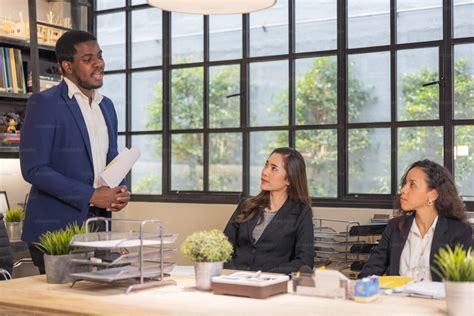 다민족 비즈니스 팀 현대 사무실에서 동료들과 회의를 하면서 대화하고 웃고 있는 다양한 직장인들 배경 프레젠테이션을 하는 선배 사업가 사진 Unsplash의 소수의