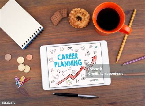 경력 계획 사업 개념입니다 오래 된 나무 테이블에 태블릿 Qualification Round에 대한 스톡 사진 및 기타 이미지 Qualification Round 개념