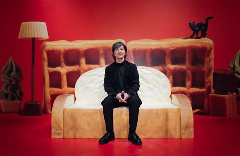 口罩變游泳池、玉米粒變手提包…田中達也微型展在台北 Alive 商業名人的生活美學