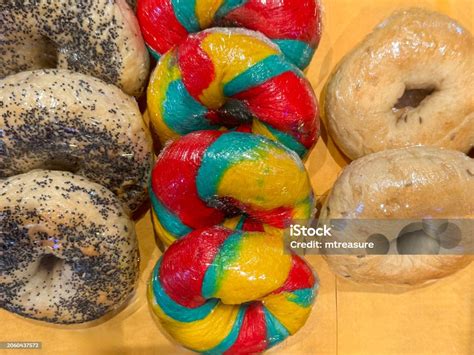 베이커리 트레이 디스플레이 베이글 줄 여러 가지 빛깔의 글레이즈드 베이글과 양파 베이글 양귀비 씨앗 토핑 삶아서 구운 롤빵 고가 뷰 전경에 초점 이미지 0명에 대한 스톡