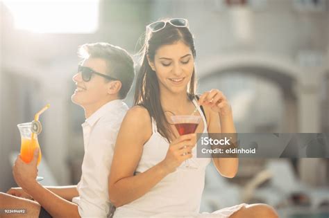 두 매력적인 사람들은 여름 휴가 리조트에서 수영장에서 칵테일을 데 수영장 라운지 바 파티입니다 이국적인 여행 휴가 즐기는 상쾌한 음료와 휴식을 하루에 몇 가지 허니문 휴가