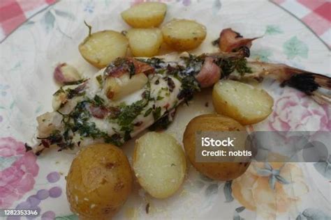 마늘 버터 레몬 주스 파슬리 식사로 오븐에서 조리한 몽크피쉬 테일은 삶은 감자와 순무 프랑스 미식요리와 함께 제공됩니다 건조한에