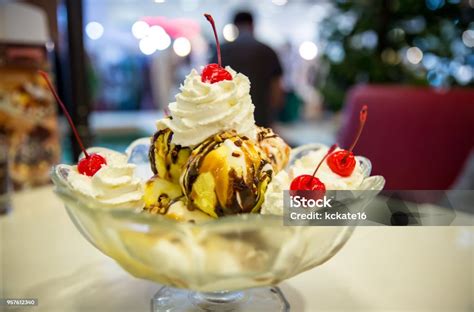 재미 있는 시간에 대 한 아이스크림 큰 그릇입니다 달 콤 하 고 차가운 디저트 대형에 대한 스톡 사진 및 기타 이미지 대형 선데 아이스크림 Istock