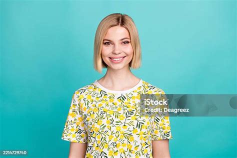 짧은 머리를 가진 쾌활한 화려하고 예쁜 소녀의 초상화는 청록색 배경에 고립 된 세련 된 화려한 티셔츠를 입고 웃고 있습니다 T 셔츠에 대한 스톡 사진 및 기타 이미지