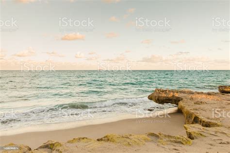 2023년 1월 플로리다주 싱어 아일랜드의 해질녘 텅 빈 록키 비치 해안선을 따라 튀는 파도 팜 비치 가든에 대한 스톡 사진 및 기타 이미지 Istock