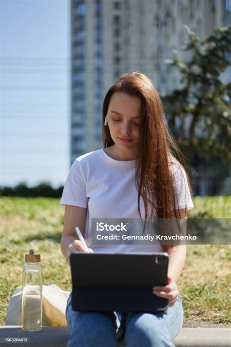 야외에서 태블릿 컴퓨터로 그림을 그리는 아름다운 젊은 여성 스타일러스 펜으로 그림을 그리는 그래픽 디자이너 여성 20 29세에 대한 스톡 사진 및 기타 이미지 Istock