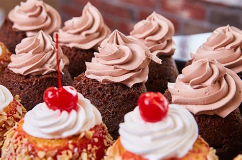 생과자 디저트 구운 식품 다양한 체리 바닐라 화이트 휘핑 초콜릿 설탕 프로스팅 거꾸로 케이크 0명에 대한 스톡 사진 및 기타 이미지 Istock