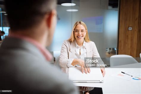 다인종 사업가들과 사무실에서 비즈니스 미팅 회의실에서 동료들과 이야기하는 결단력 있는 젊은 직원 20 24세에 대한 스톡 사진 및 기타 이미지 Istock