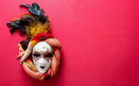 레드 컬러 배경에 카니발 베네치아 마스크 전통 축제 마디 그라 여성 변장 가득 찬에 대한 스톡 사진 및 기타 이미지 가득 찬 0명 Mardi Gras Istock