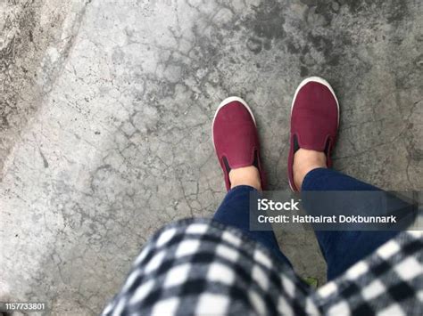 여자는 격자 무늬 셔츠 청바지와 콘크리트 거리에 서 빨간 신발을 착용 개념에 대한 스톡 사진 및 기타 이미지 개념 개념과 주제 거리 Istock