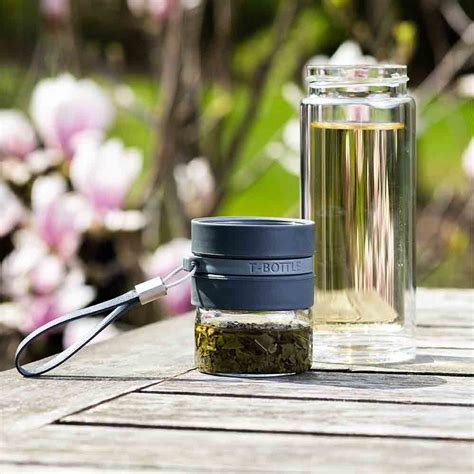 Стъклена бутилка за чай с цедка Style De Vie T Bottle Charcoal Grey двустенна Emag Bg