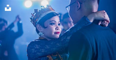 남자와 여자 춤추는 사진 Unsplash의 무료 파랑 이미지