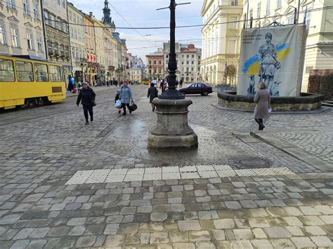 Безбарєрні доріжки на площі Ринок у Львові фото Журнал великого міста