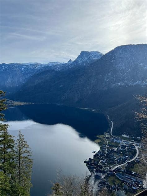겨울 경치 경치가 좋은 고요한 골짜기 관광 구름 그림 같은 나무 눈 마을 모험 목가적인 목적지 문화 문화 유산 물 박무 반사 블루 사이트