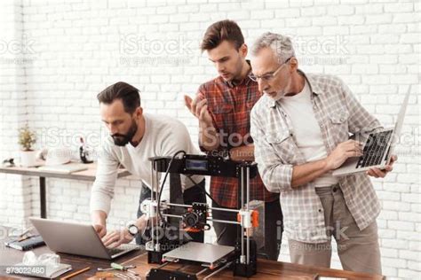 3d 프린터를 설정 하는 두 남자 노인 자신의 노트북 손 고 과정을 보유 하고있다 3차원 형태에 대한 스톡 사진 및 기타 이미지
