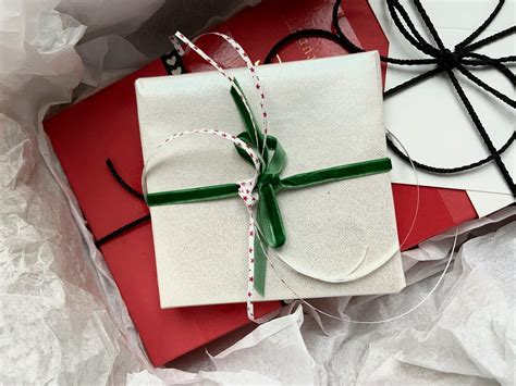 기념일 깜짝 선물 녹색 놀라다 럭셔리 리본 명절 선물 묶인 박스 보여주다 빨간 생일 생일 선물 선물 선물 리본 선물 상자 선물 세트 선물 포장