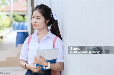 흰색 드레스를 입은 여학생이 학교에 간다 백인 교복을 입은 아시아 학생이 학교에 갈 준비를 하기 위해 길에 서 있다 십대 소녀에 대한 스톡 사진 및 기타 이미지 Istock