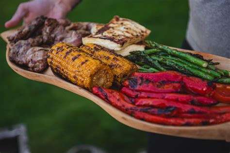 나무 그릇에 구운 닭고기 옥수수 속대 파프리카 아스파라거스 할루미 치즈 건강한 생활방식에 대한 스톡 사진 및 기타 이미지 건강한 생활방식 겨울 스포츠 고기 Istock