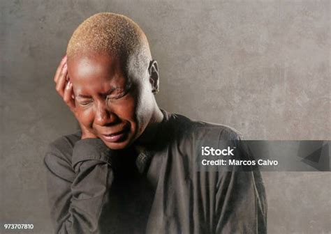 젊은 세련 된 슬 프 고 우울 아프리카 미국 흑인 여성 비참 하 고 절망적 인 격리 하는 극적인 얼굴 표현에 우울증을 겪고 느끼고 손으로 머리를 잡고 절망에 울고 불안에