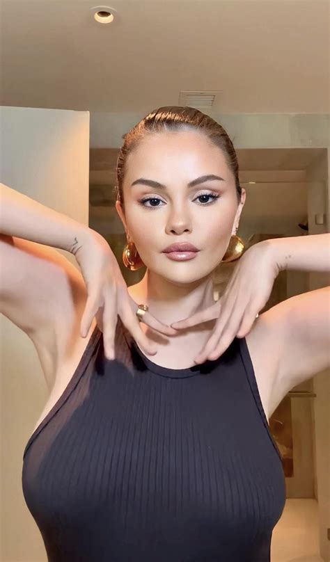 Selena Gomez Scrolller