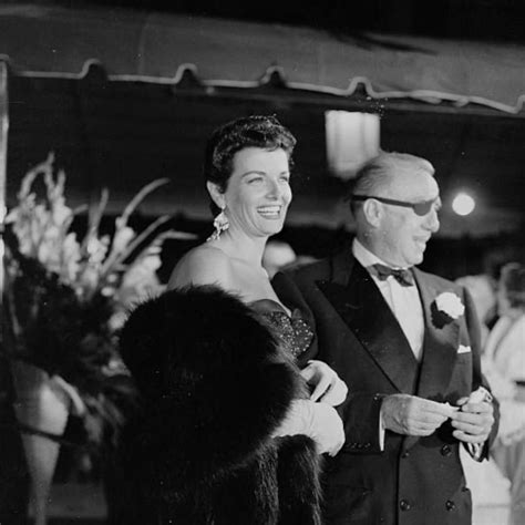 𝐌𝐨𝐦𝐞𝐧𝐭 In 1955 Legendary Director Raoul Walsh And Hollywood Icon