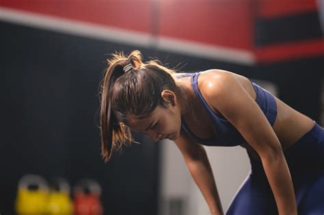 피곤한 스포츠 여성 사람 개념 피트니스 체육관에서 운동 운동 후 지친 여성 라이프 스타일 웰빙을위한 운동 선수 건강 훈련 신체